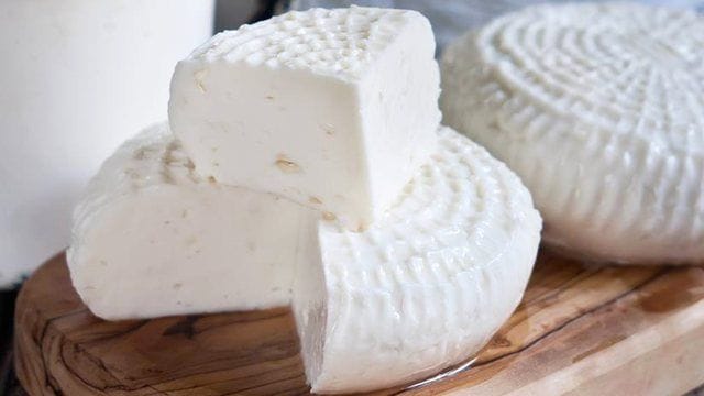 Nëse hani djathë në mëngjes, çfarë i ndodh organizmit – Lajmi i Pare